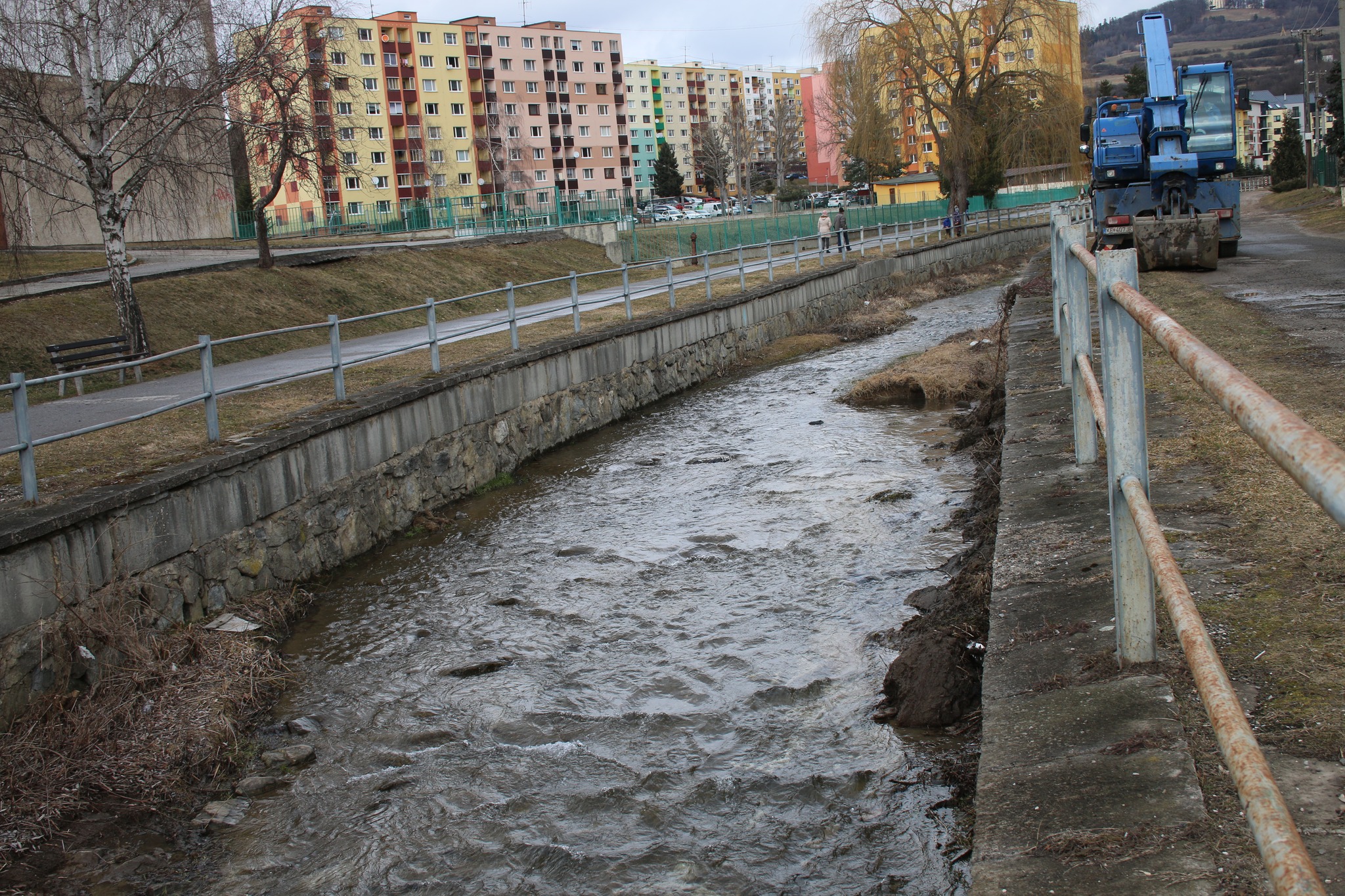 SLOVENSKÝ VODOHOSPODÁRSKY PODNIK V TÝCHTO DŇOCH ČISTÍ LEVOČSKÝ POTOK ...